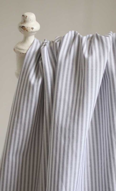 Randigt ljusgrå och vita tyger hos Broarne | randigt tyg online