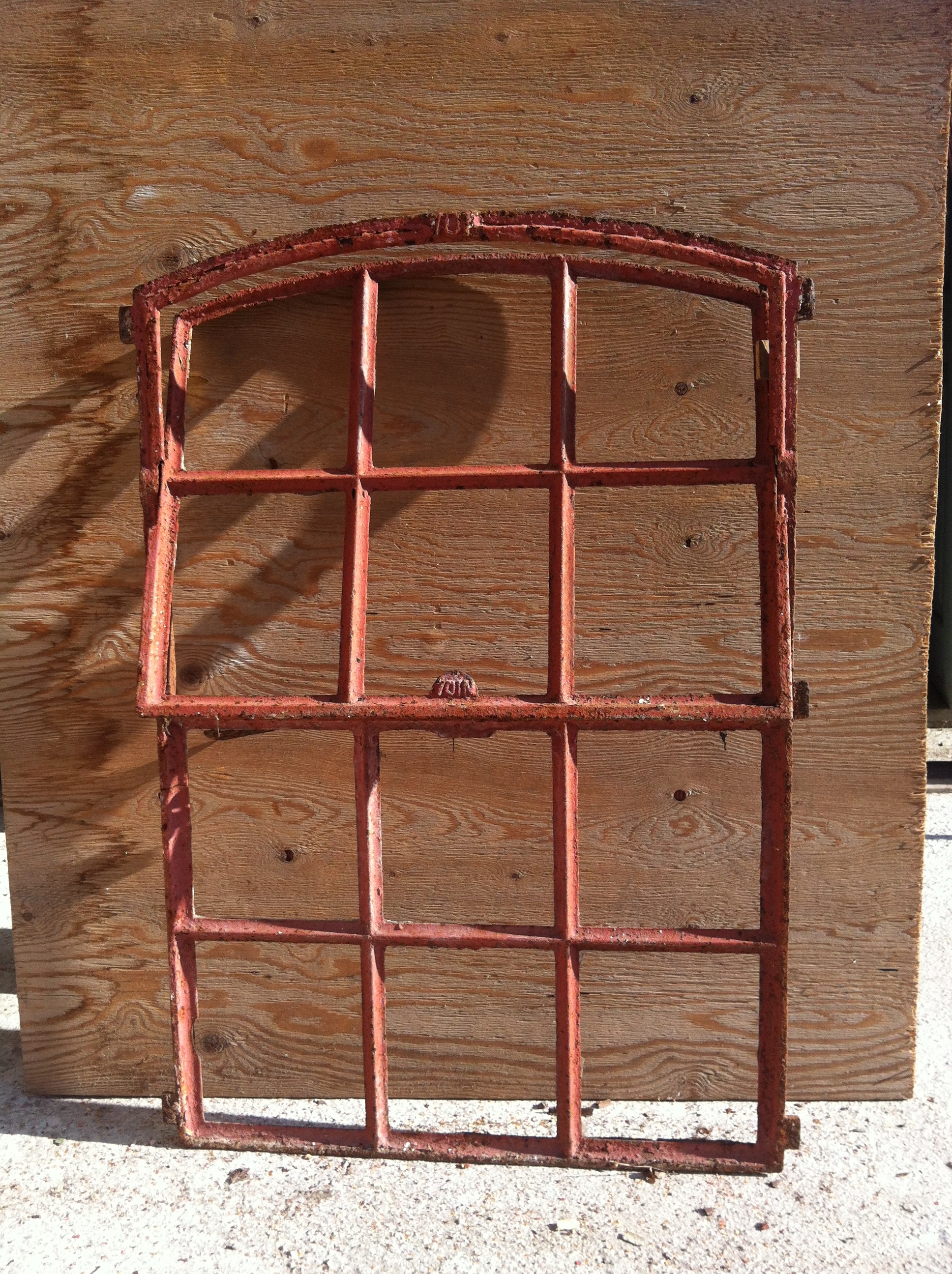 Järnfönster 58x87 cm, med båge