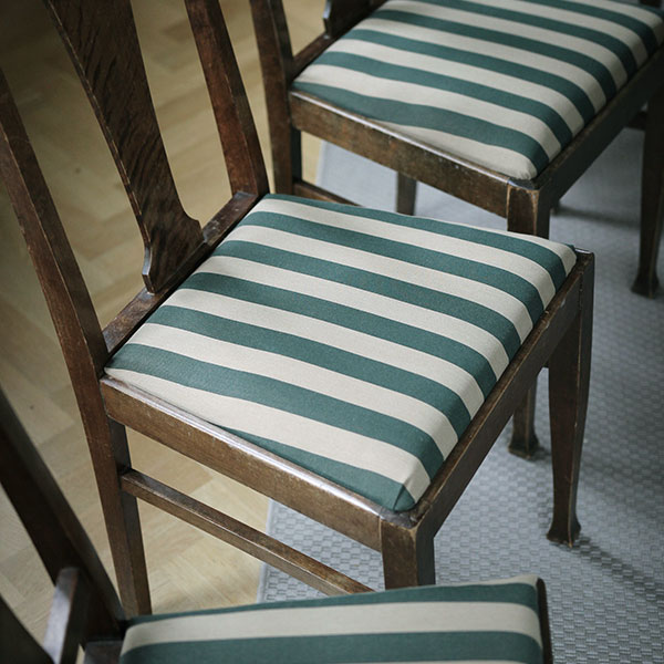 Grön/beige randigt möbeltyg med bredare ränder | Broarne.se