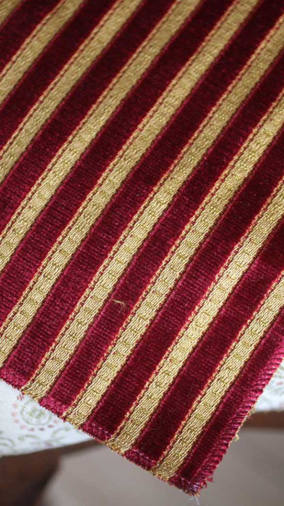 Vinröd räfflad sammet möbeltyg för stilmöbler | Broarne.se