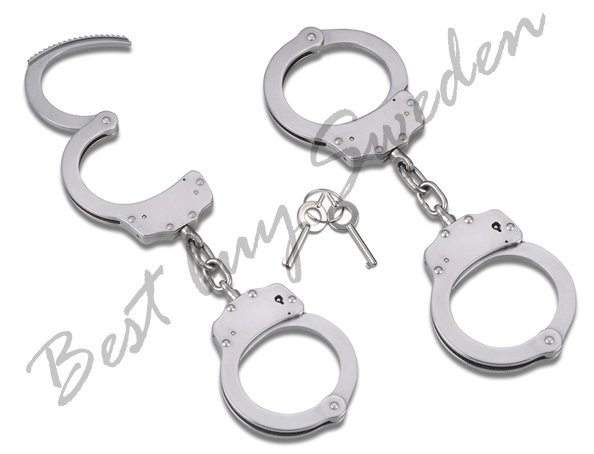 Handcuff with pouch