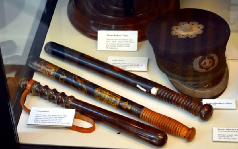 Original polis batong i trä från början av 1900-talet